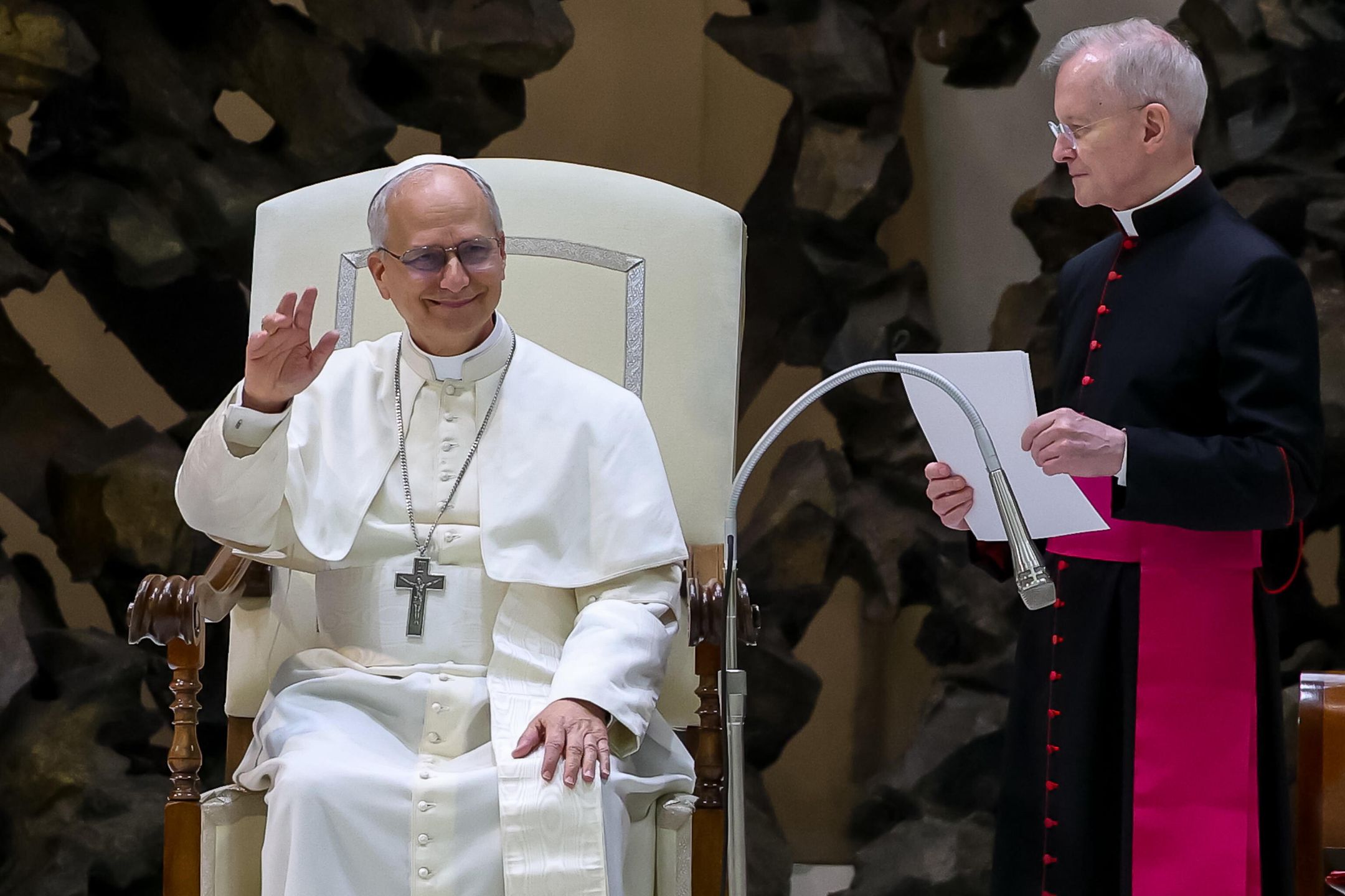Kardinale ehrfürchtig: Neuer Papst Leo XIV. saß beim Dinner allein
