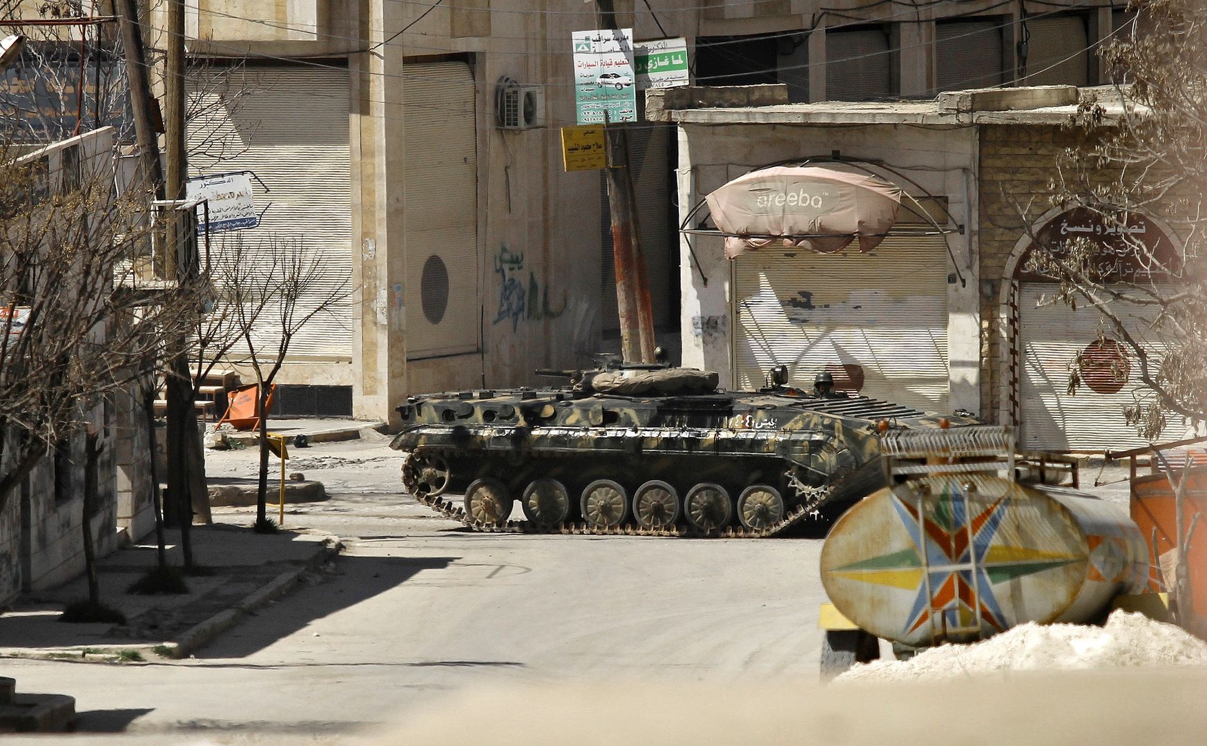 Syrian rebels go off-road: BMP-1 takes center stage in city fun