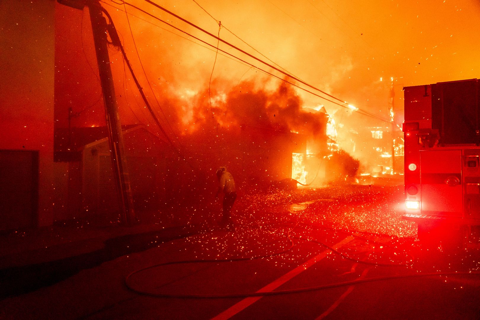 Wildfires rage in Los Angeles; thousands forced to flee Wildfires rage in Los Angeles; thousands forced to flee