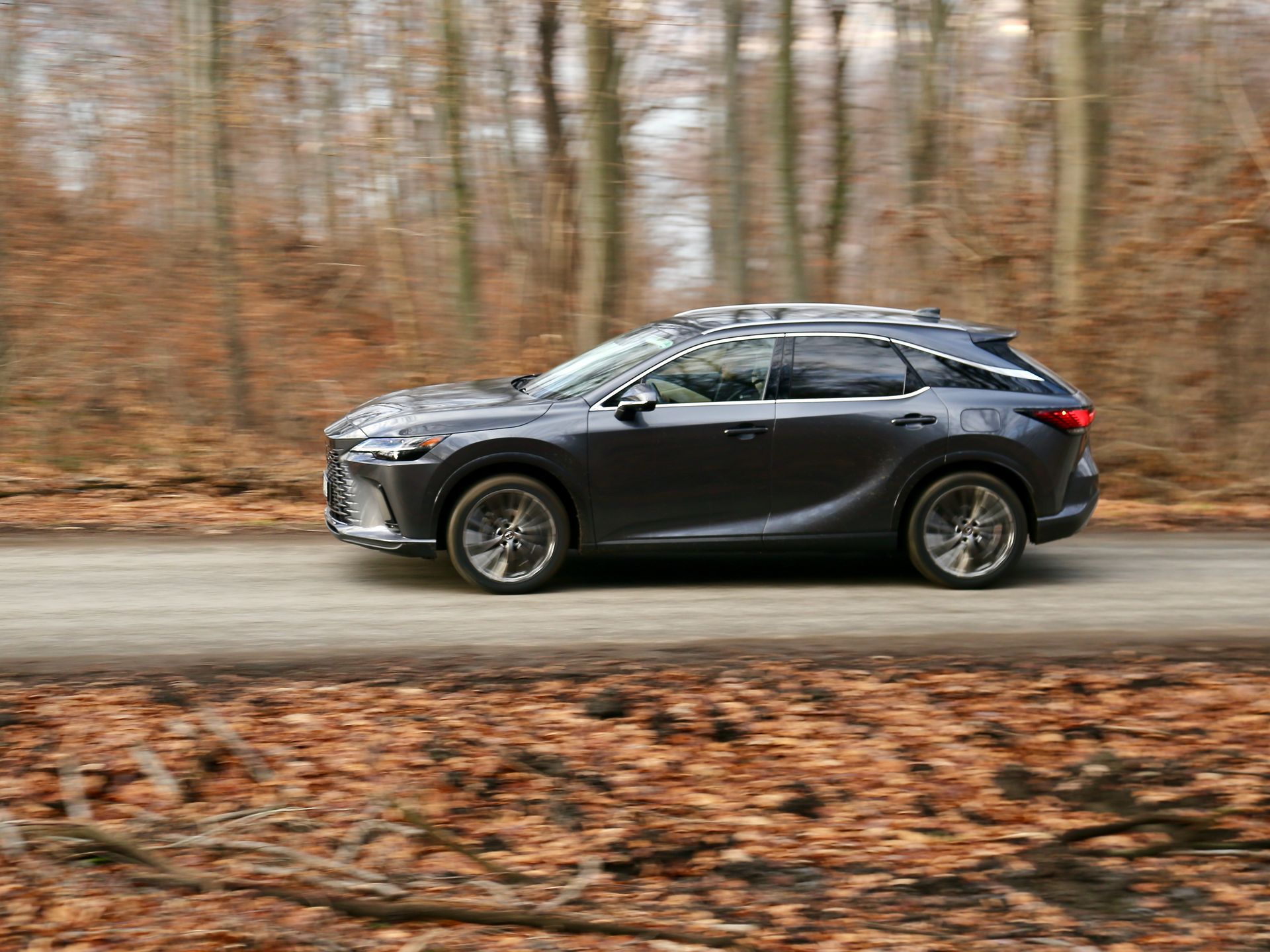 Pierwsze jazdy Lexusem RX piątej generacji. Wersje RX 450h+ i RX 500h to dwa różne auta