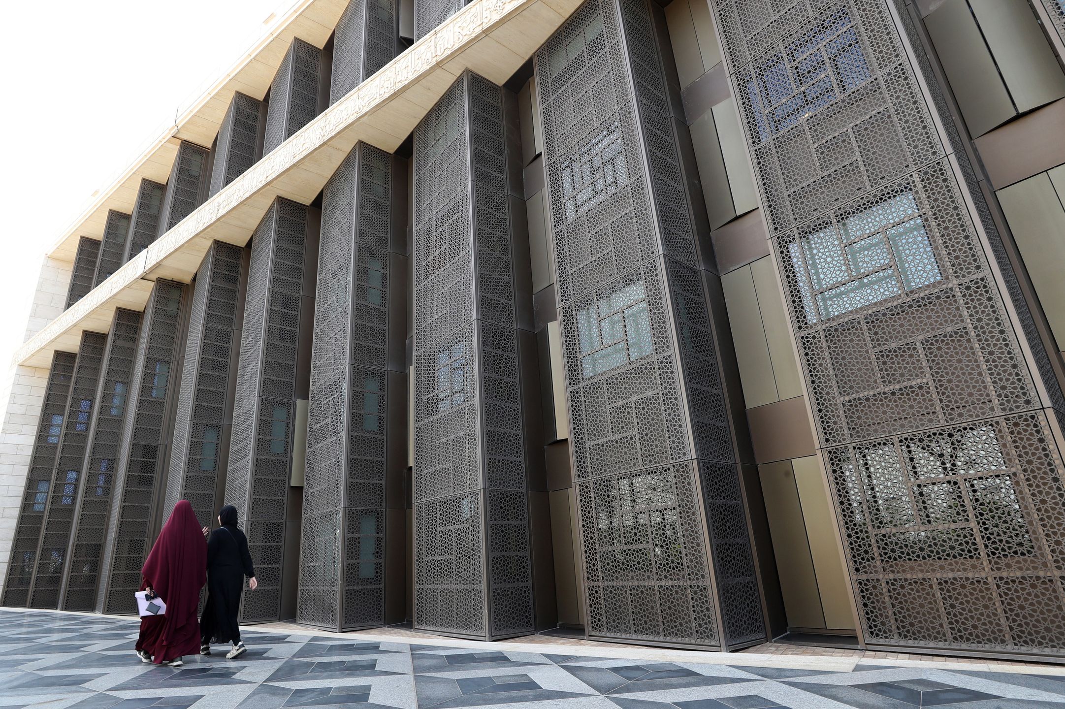 Saudi fiscal challenges deepen as oil prices plunge