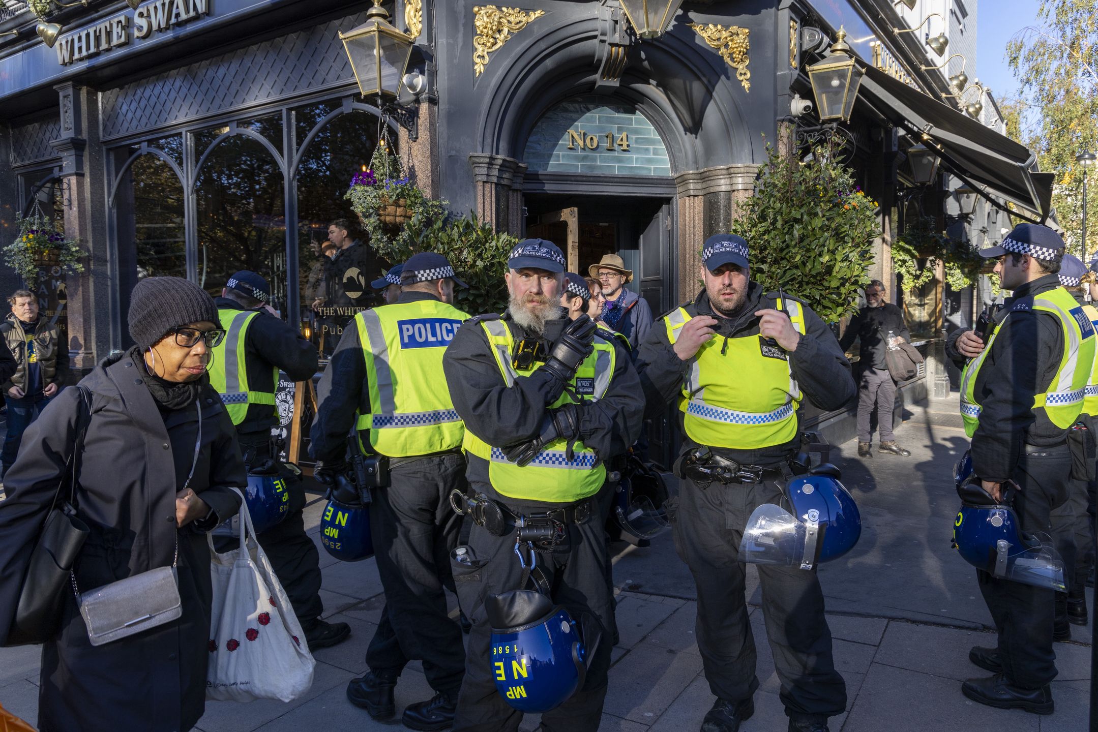 Violent riots in London: 300,000 people take to the streets