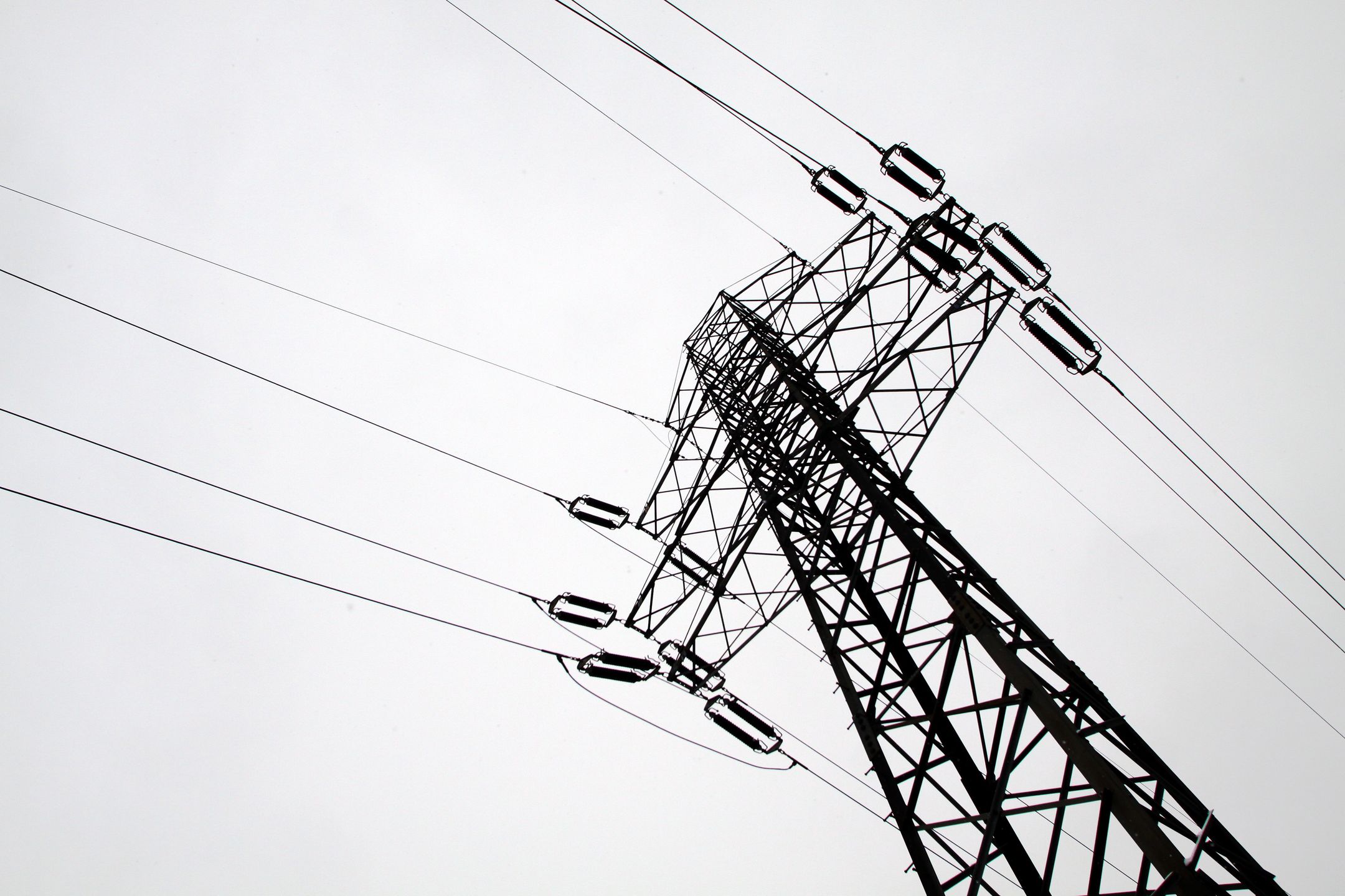 Pijana nastolatka weszła na słup elektryczny. Poraził ją prąd