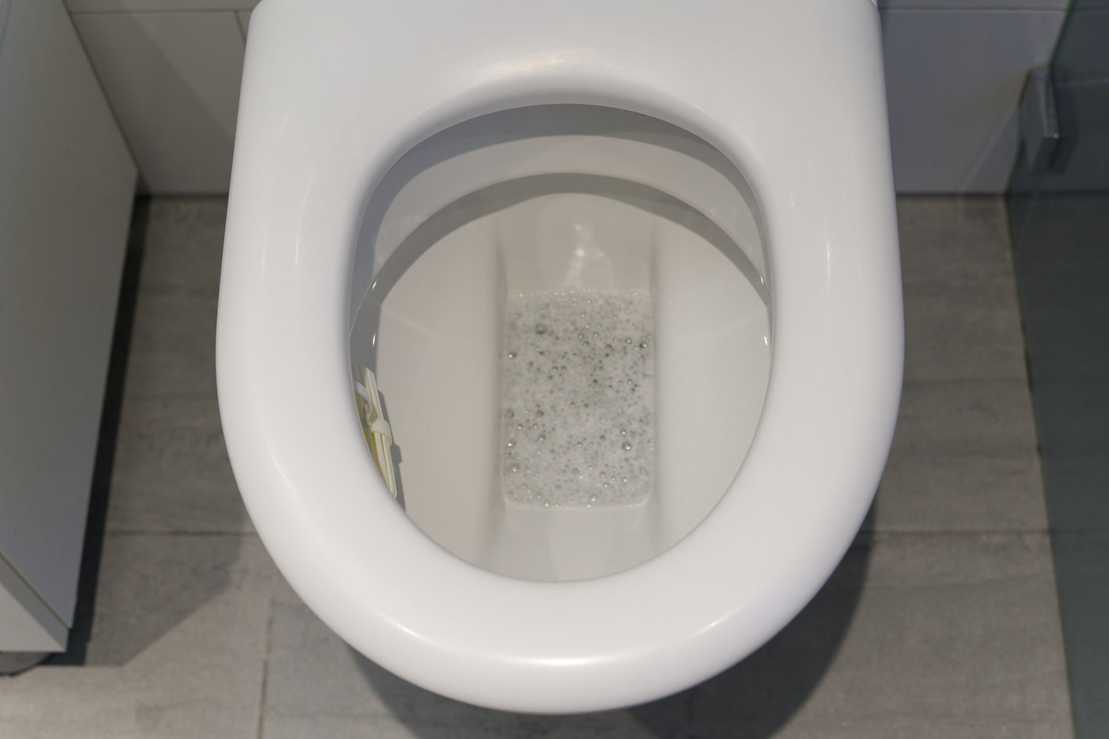 Natural solutions for spotless toilet seats: Tackling yellow stains