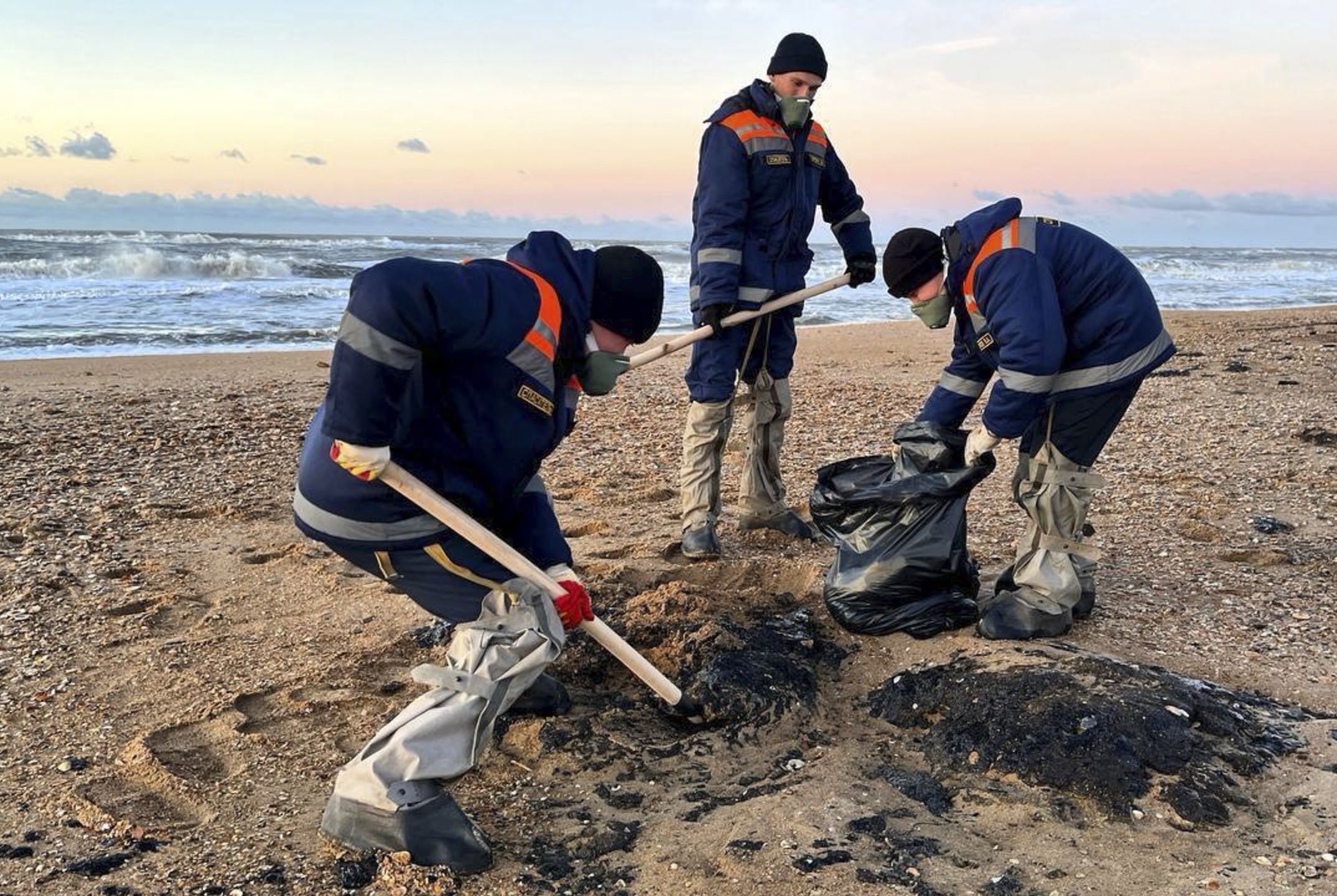 Russian oil spill sparks environmental crisis in Black Sea