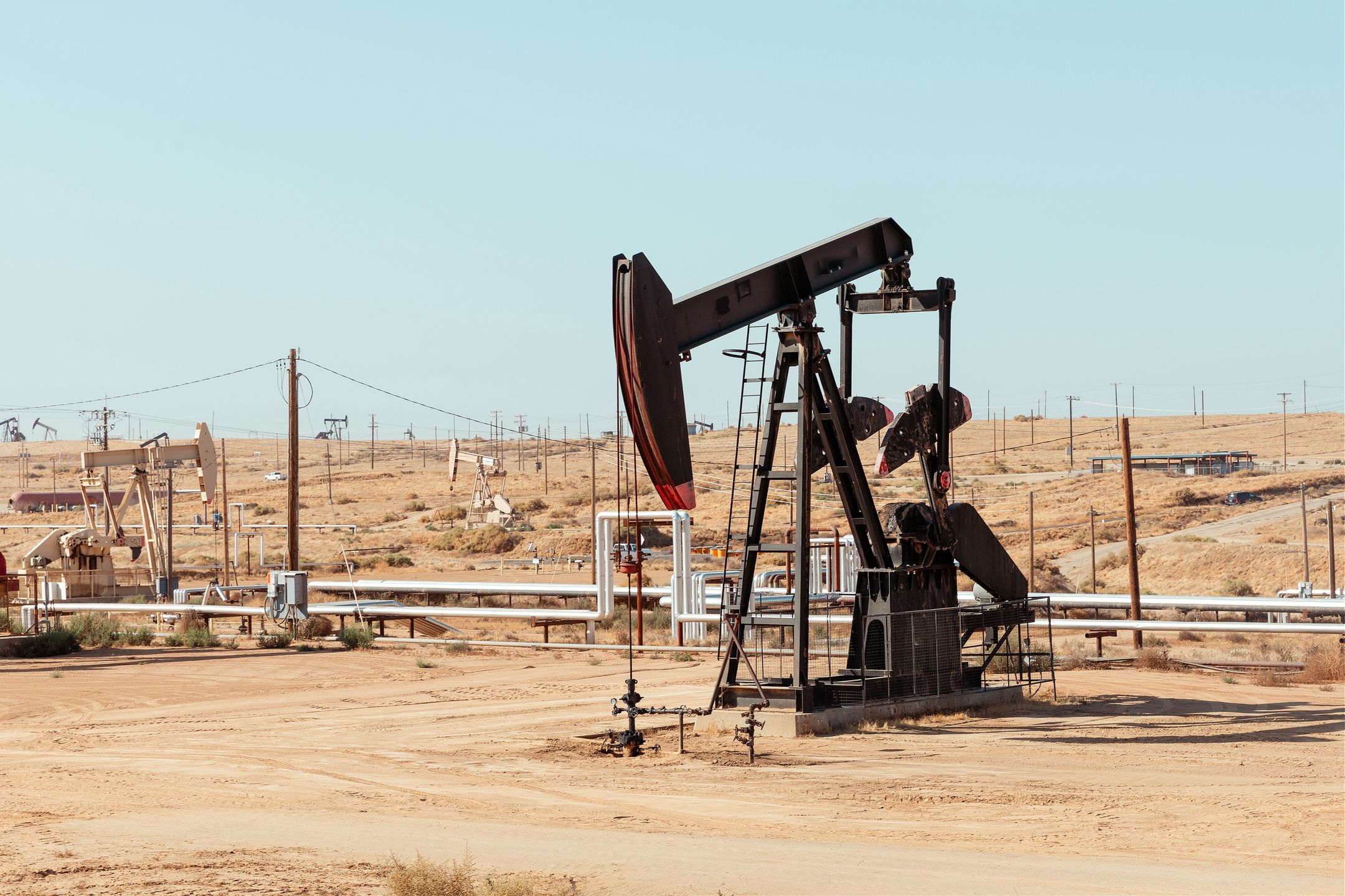 Oil prices tumble as US-China trade tensions simmer