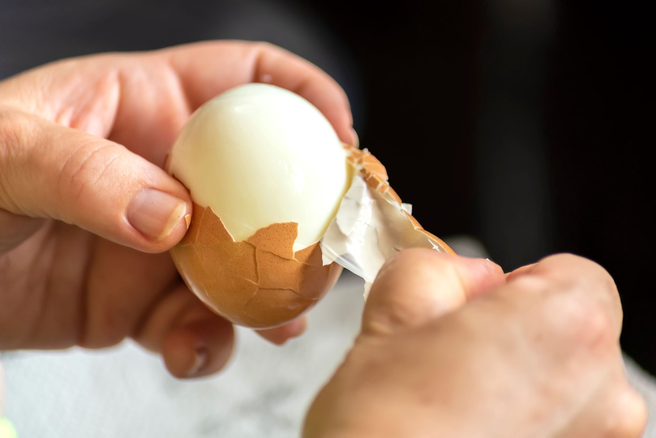 Mastering the art of peeling hard-boiled eggs effortlessly