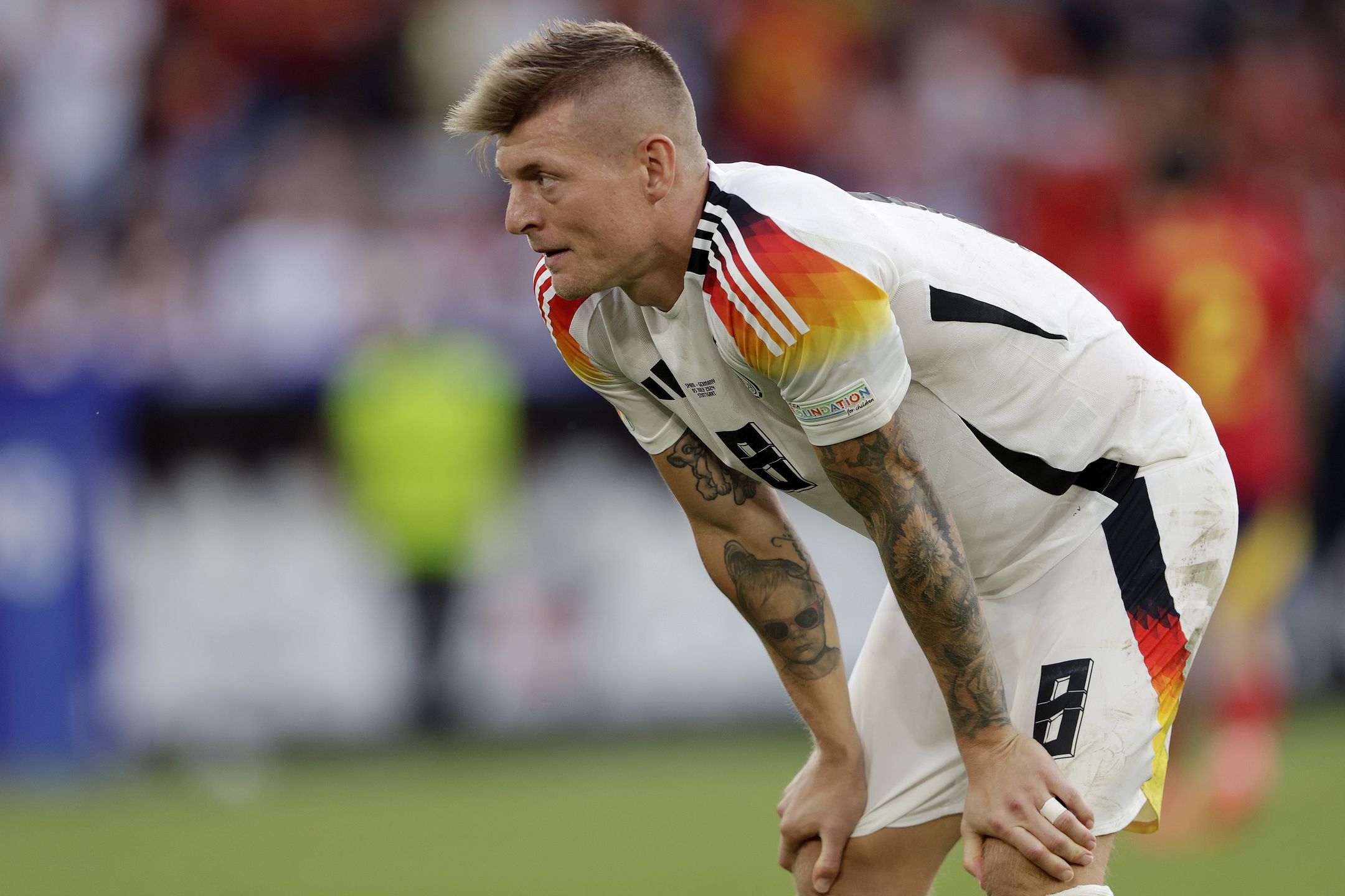 Toni Kroos trades boots for ice cream at his football academy