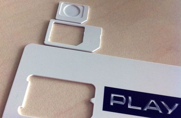 Play: uniwersalne karty SIM i smartfony HTC One w ofercie