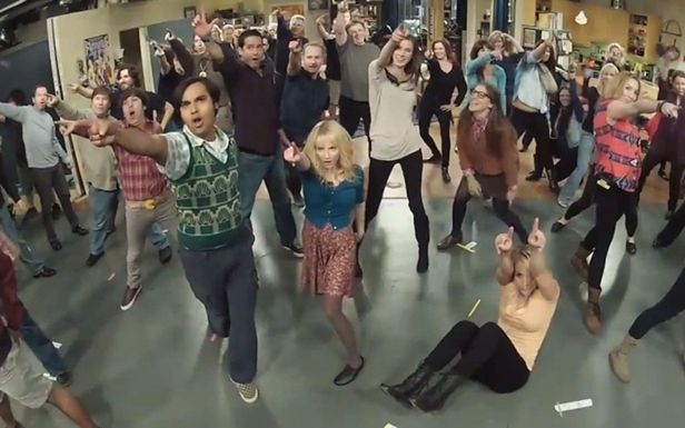 W skrócie: Flash mob na planie "TBBT", nowe odcinki "Blood & Chrome ...