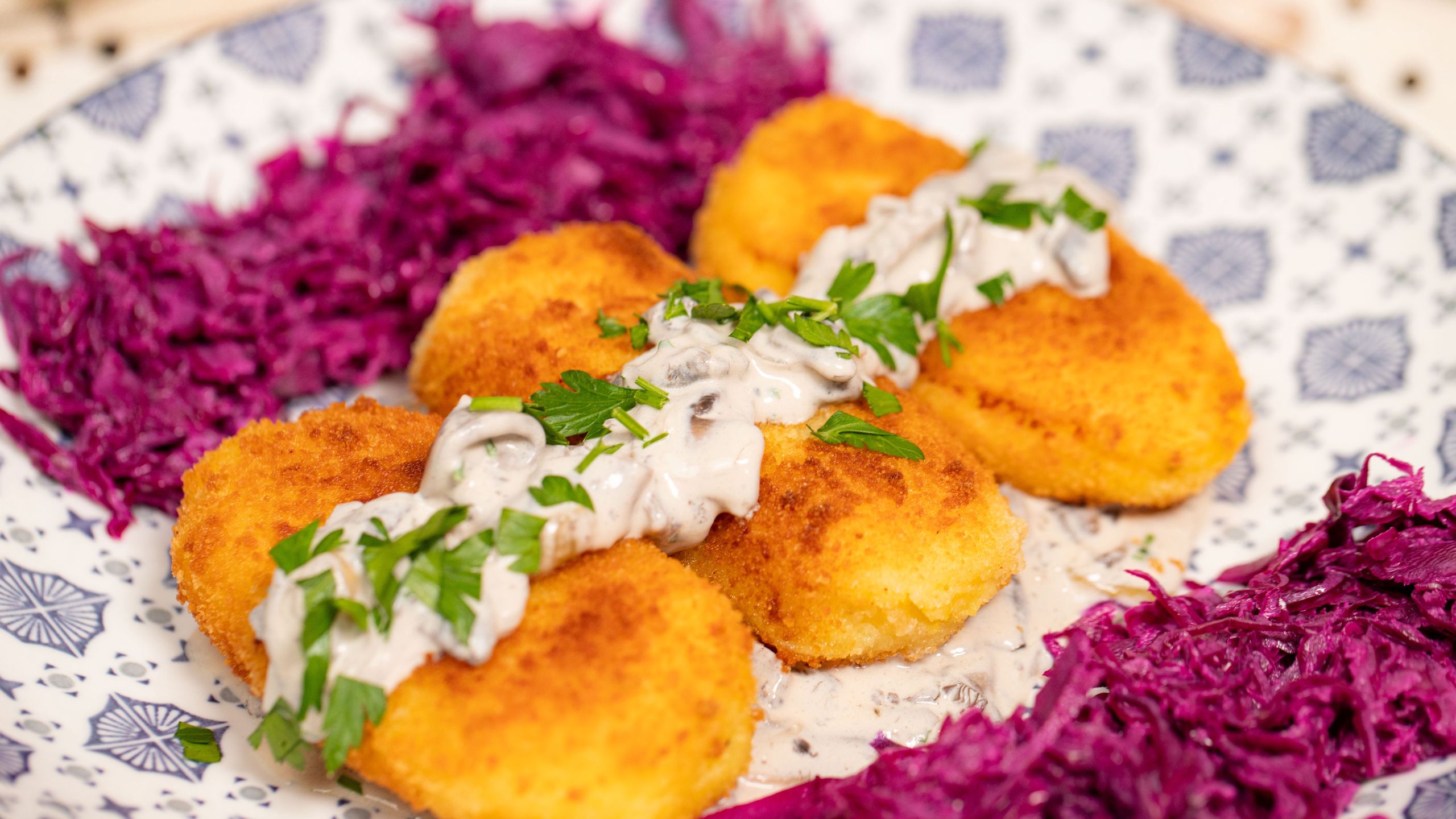 Krokiety ziemniaczane z pysznym sosem to przepis na tani obiad. Takie ...