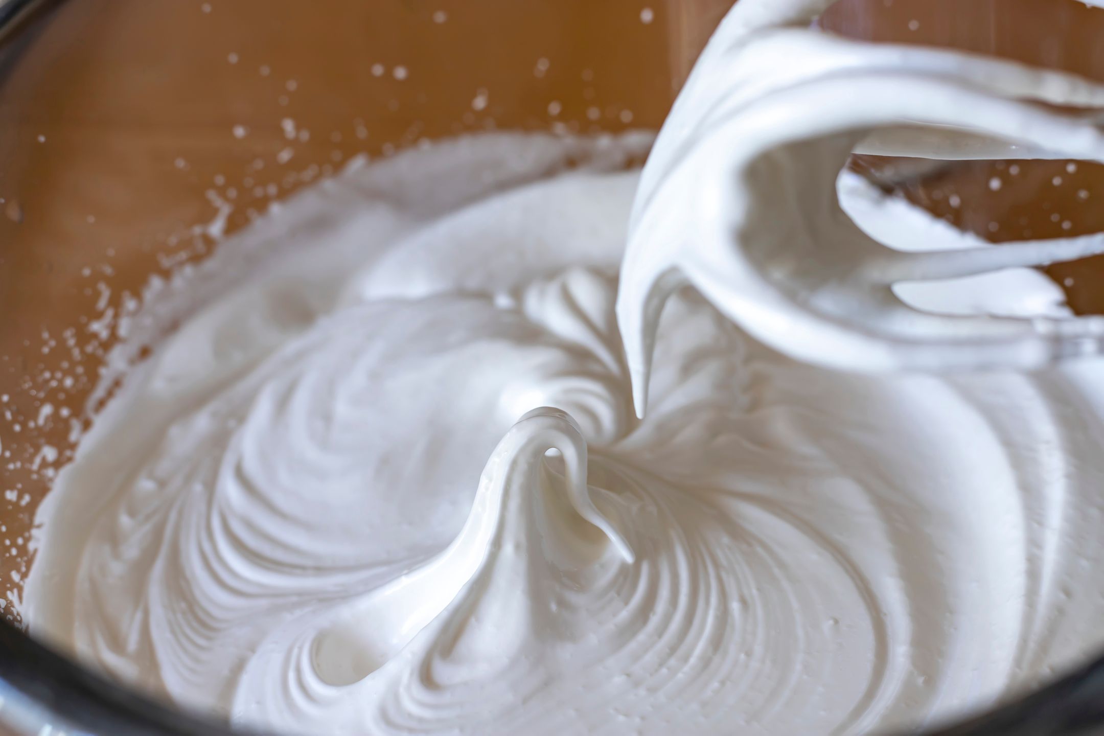 Baker's secret: Perfect egg white foam with a vinegar twist