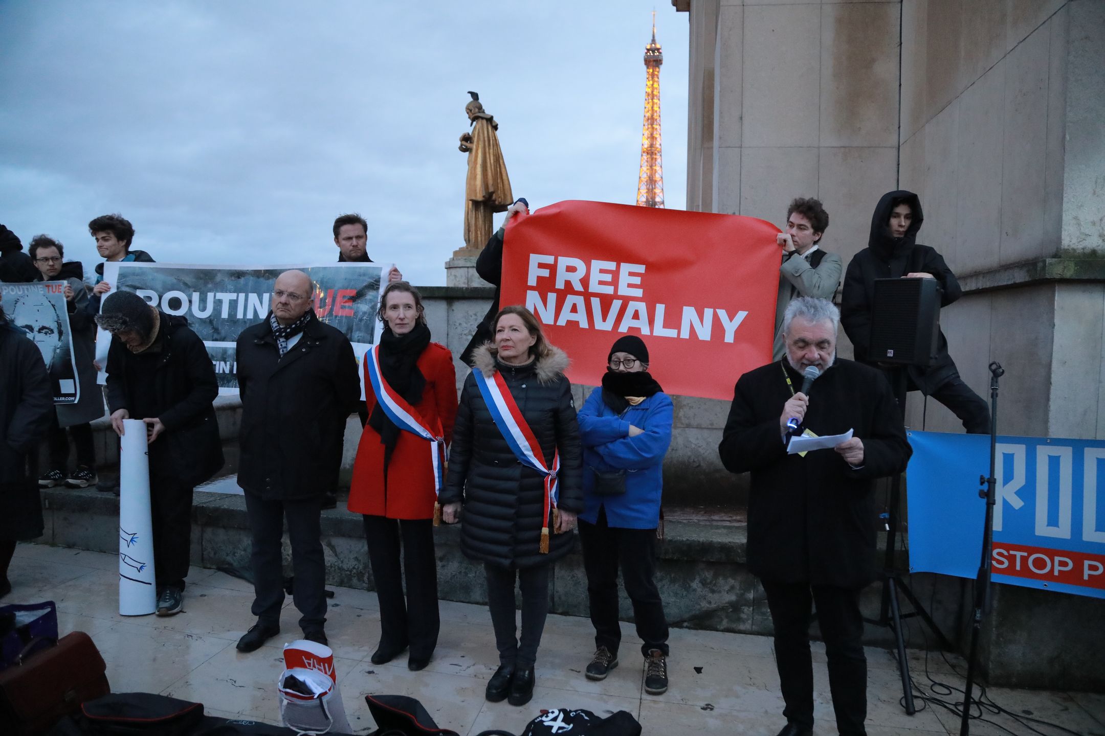 Navalny's daughter voices grief and meets Biden, as world reels from ...