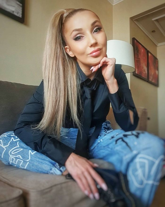 Dlaczego Cleo nie nosi rozpuszczonych włosów?