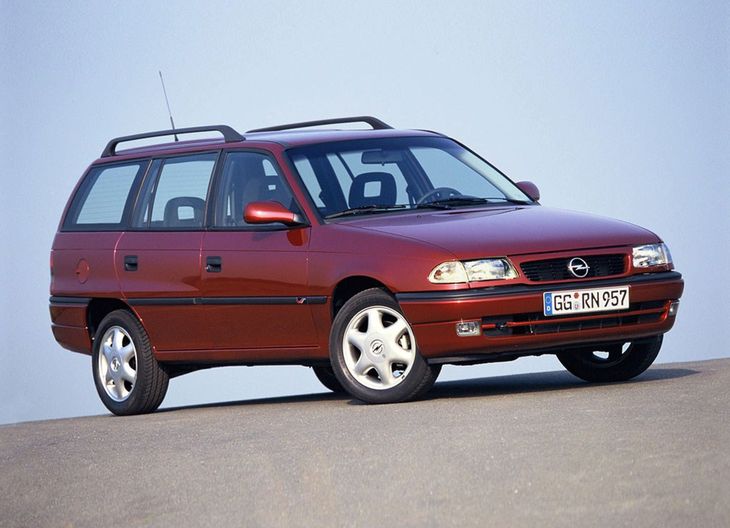 Czym jeździli Polacy w latach 90.? - Lata 90. - Opel Astra | Autokult.pl