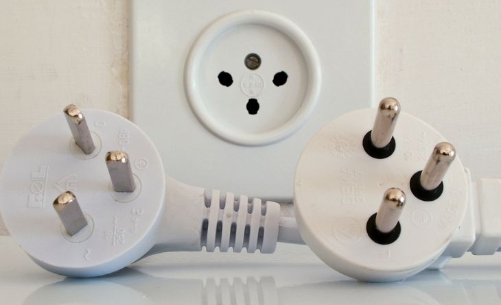 Dlaczego gniazdka elektryczne są różne w różnych krajach? | Gadżetomania.pl Dlaczego gniazdka elektryczne są różne w różnych krajach? | Gadżetomania.pl