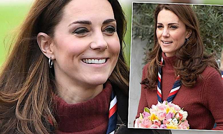 Wyluzowana księżna Kate w masywnych traperach i legginsach na spotkaniu ...