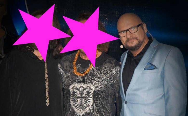 Piotr Gąsowski w towarzystwie dwóch prawie identycznych mężczyzn