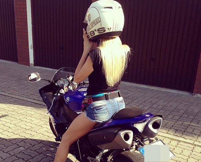 Seksowna blondynka na motocyklu. Poznajecie co to za gwiazda? W ...