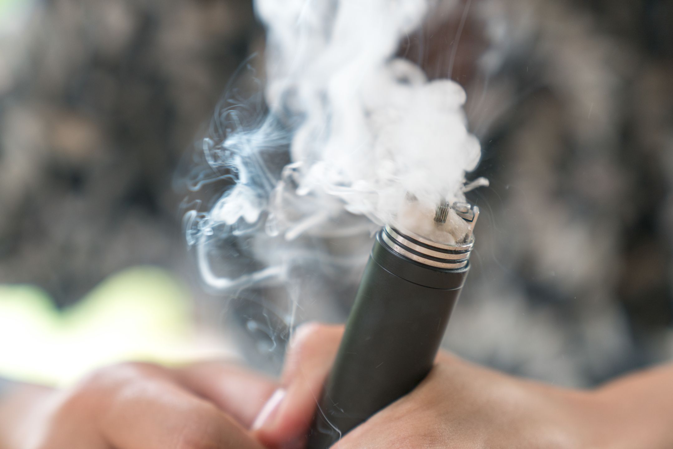 E-papierosy są szkodliwe? Niektóre substancje mogą być groźniejsze, niż ...