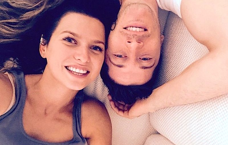 Anna Lewandowska i Robert Lewandowski jedzą lody ze wspólnego kubełka ...