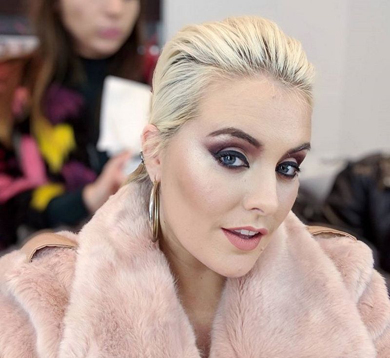 Dekolt do pępka i prześwitująca suknia. Modelka plus size zaszokowała ...