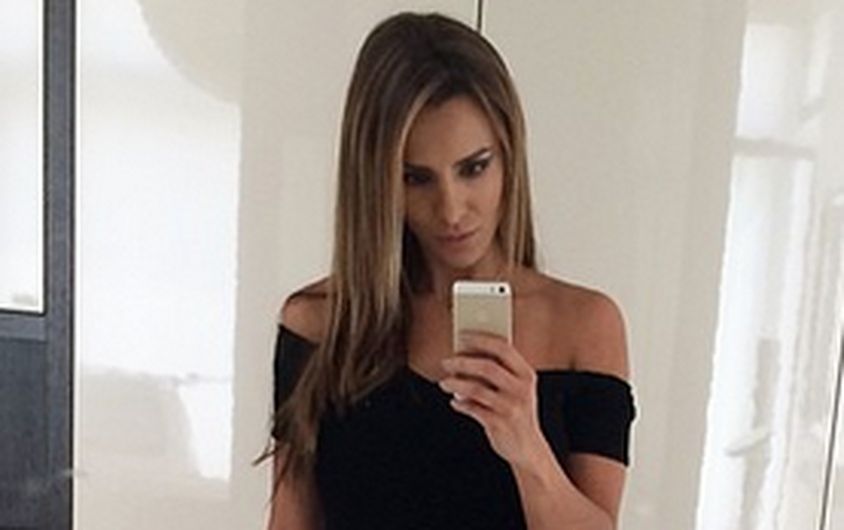 Sara Mannei na ślub wybrała romantyczną kreację, na podróż casualową, a teraz... Tym razem ...