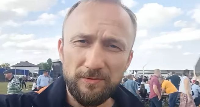 Adam Feder prowadzi audycję w Radiu VOX FM