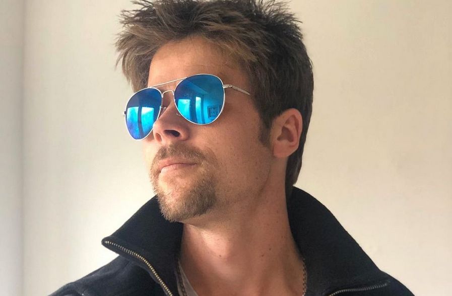 Mówią o nim "sobowtór Brada Pitta". Kim jest Nathan Meads?