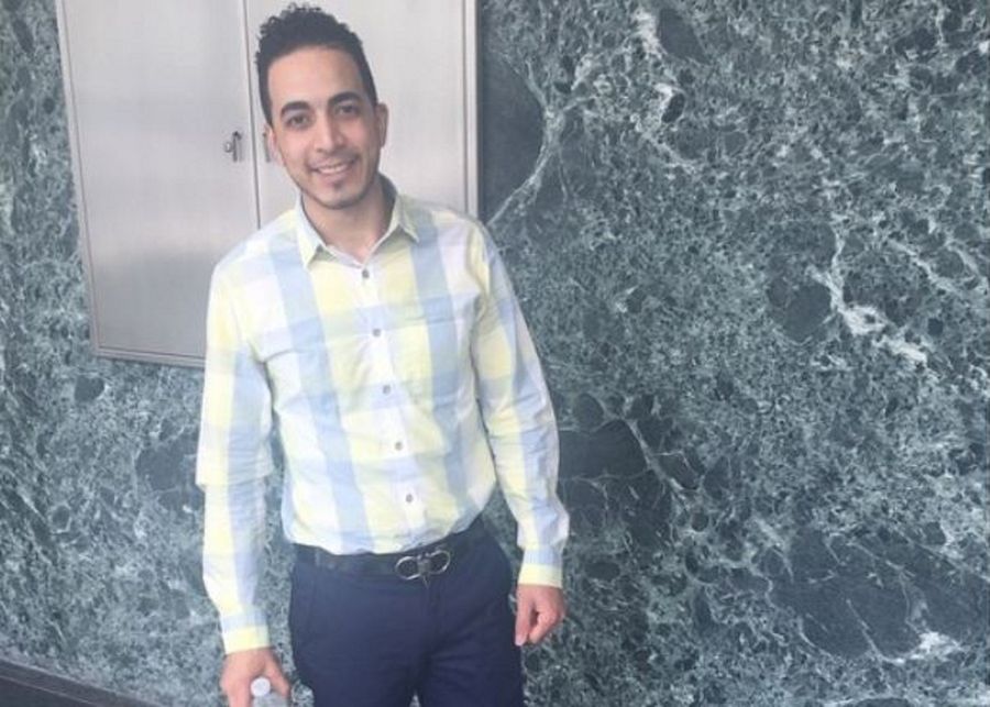 Wyciągnął swoją dziewczynę z domu i kazał jej iść nago po ulicy. Film ...