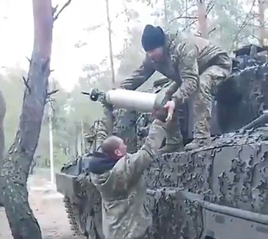 Ukrainian soldiers commandeer Sweden's powerful Stridsvagn 122 tanks ...