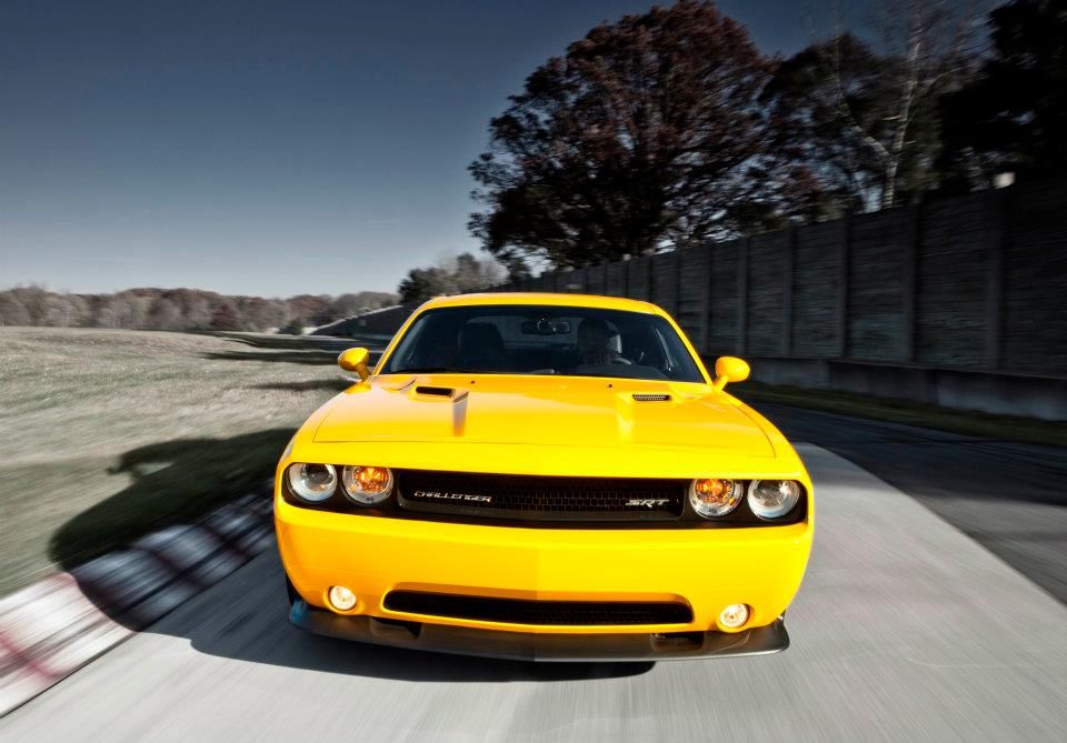 Dodge Challenger w żółtej kurtce na targach w Los Angeles