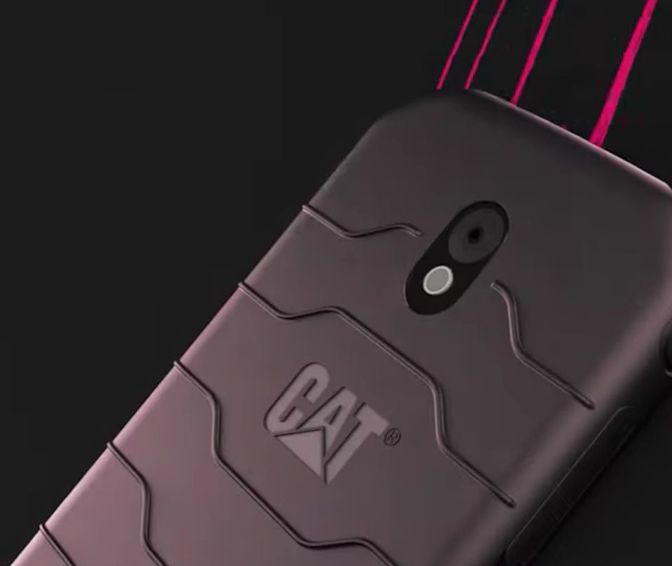 CAT S32 oficjalnie. Wzmocniony smartfon, który obsłużysz nawet w deszczu