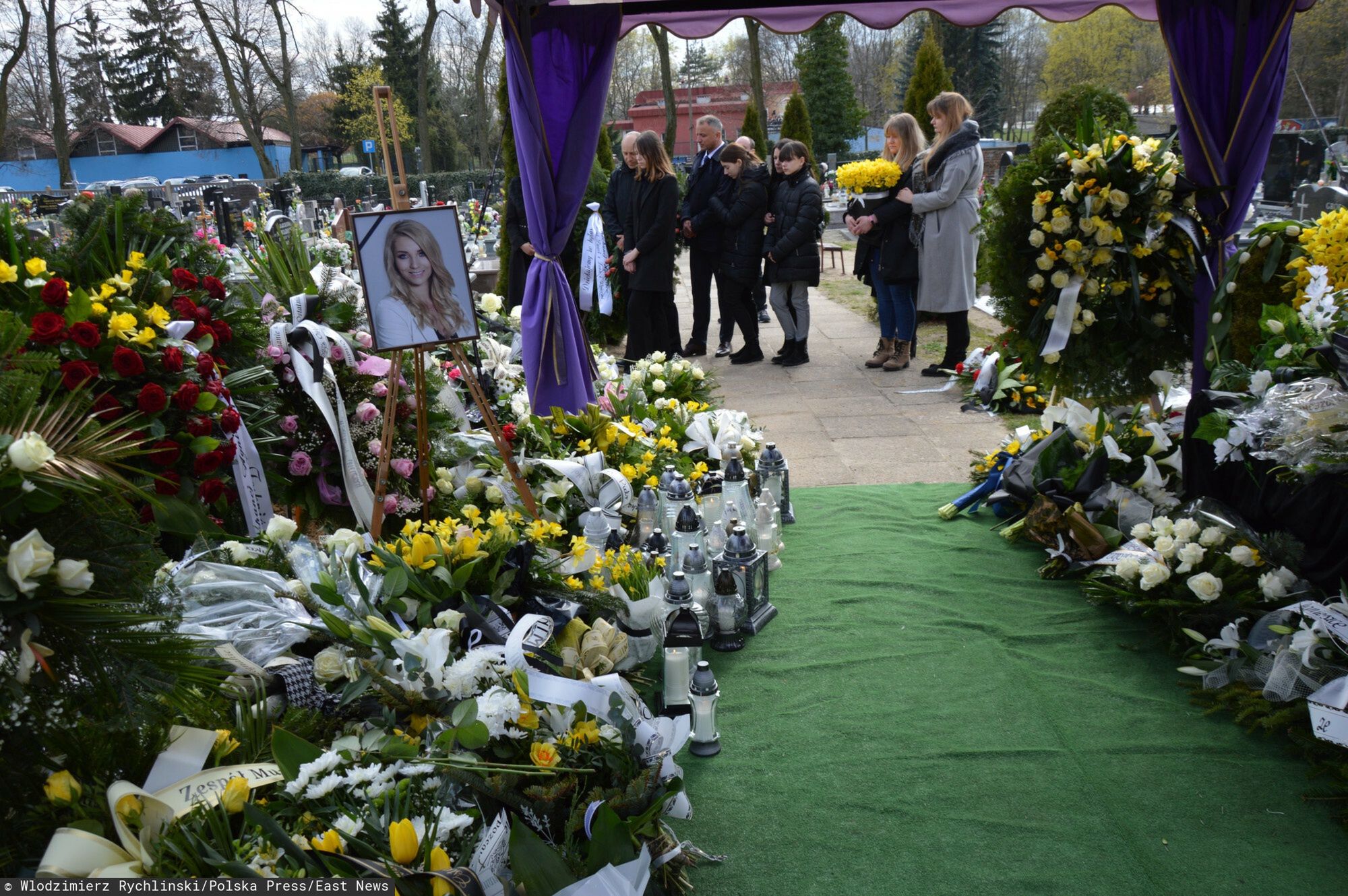 Pogrzeb Agnieszki Mazurek. 33-latkę żegnały tłumy - WP Gwiazdy