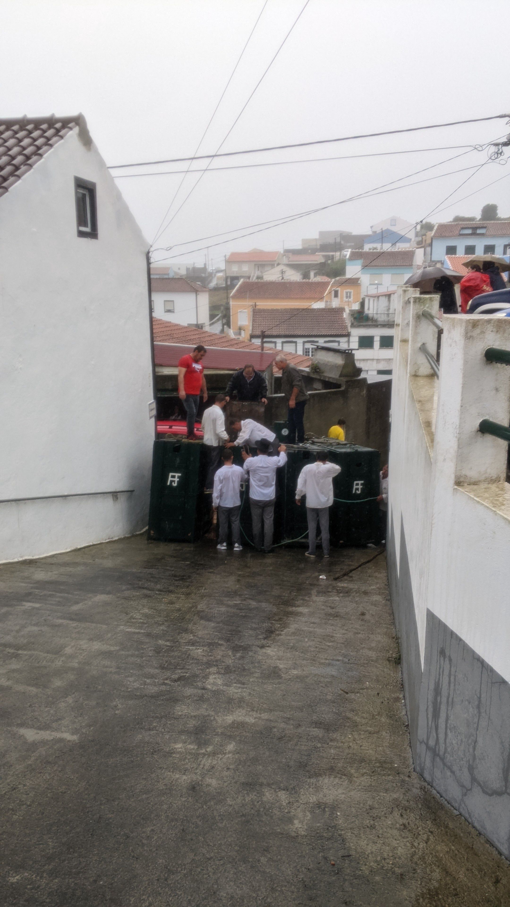Niezwykła tradycja na Azorach. "Stoję jak wryta, ale nie mogę oderwać ...