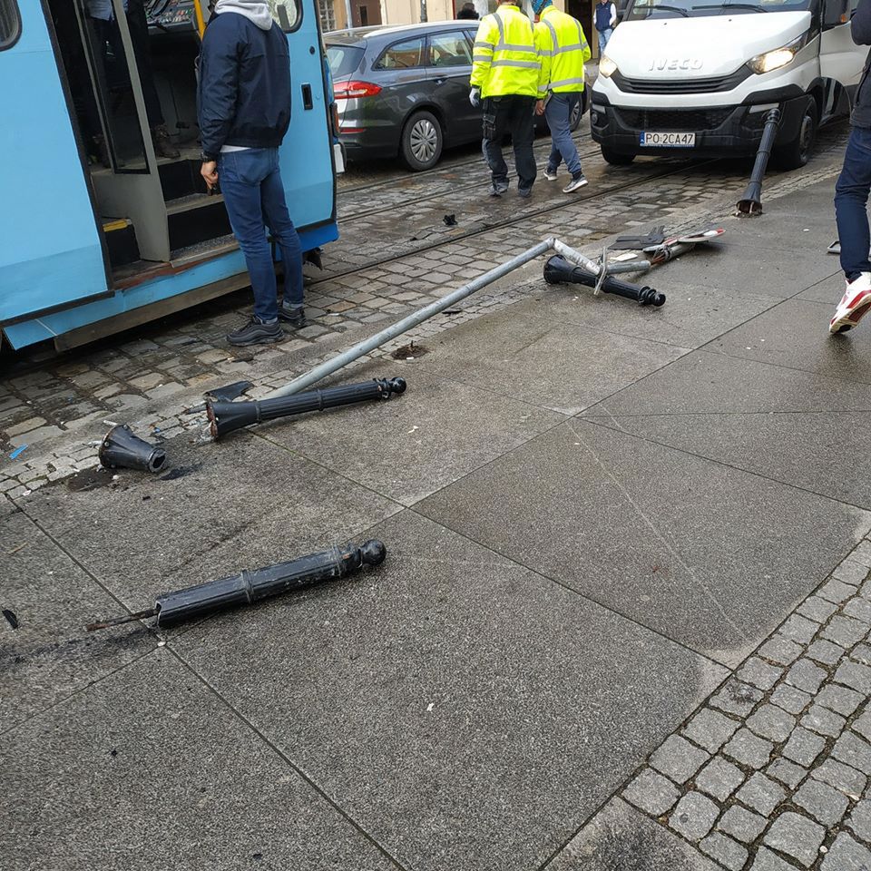 Wypadek we Wrocławiu. Zderzenie tramwaju z busem. Na miejscu pracują ratownicy - Wiadomości z ...