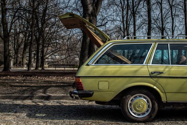 Test: Mercedes-Benz 240 TD (S123) – świat zwolnił na blisko pół miliona ...