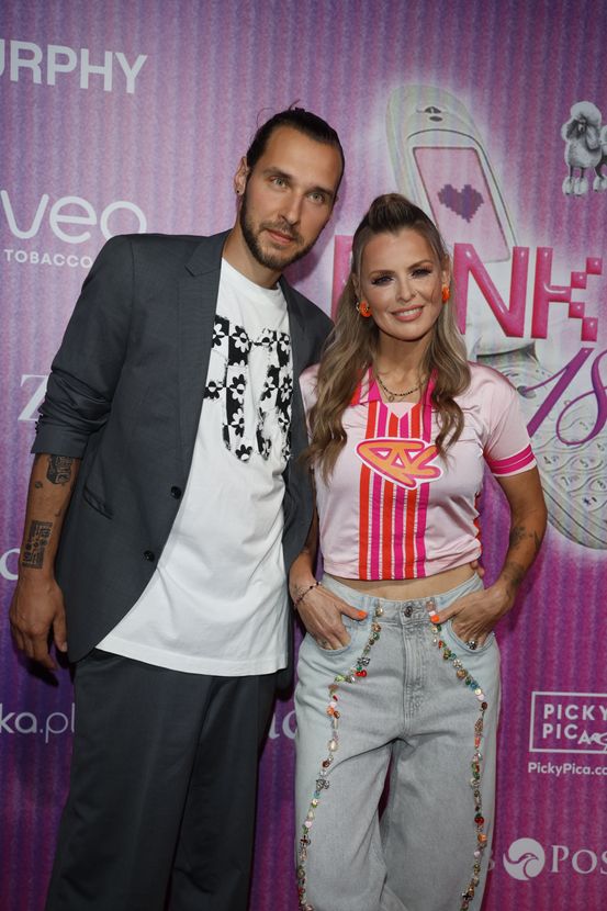 Mandaryna w obecności nowego partnera tryska humorem na 18. urodzinach ...